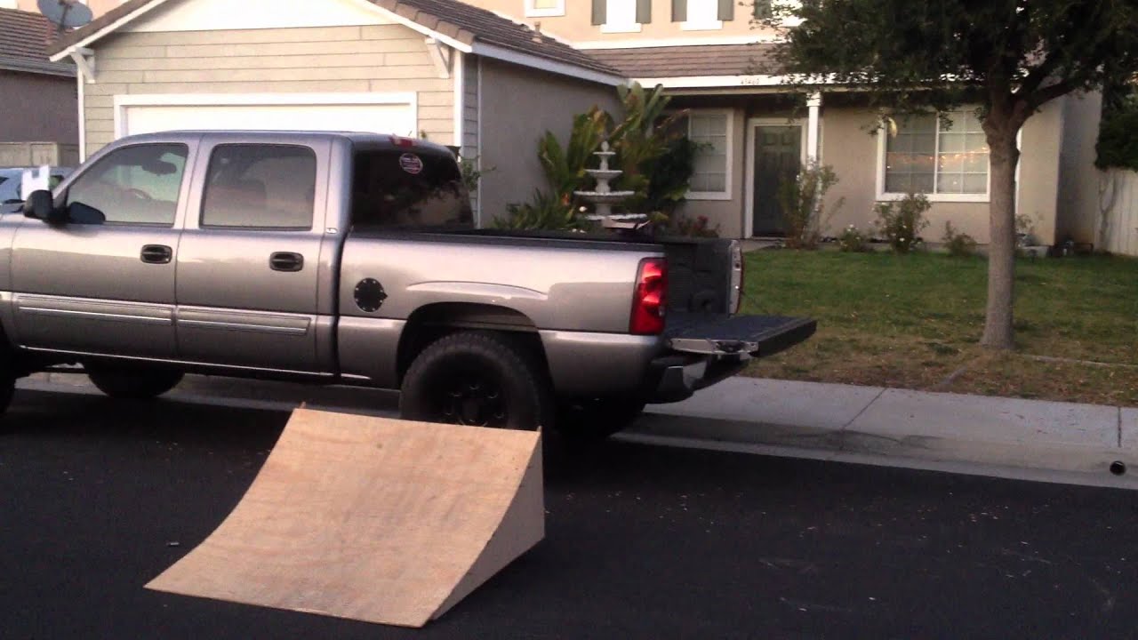 Traxxas Slash 4x4 jumping Chevrolet Silverado - YouTube