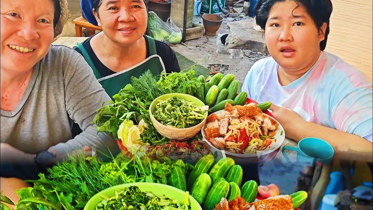 ก้อยขมๆ.ส้มตำ.หมูกรอบ..กับวันกลับบ้านของลูกสาวlสไตล์นายฮ้อยเผือก - YouTube