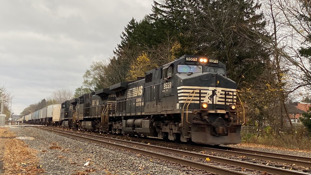NS 9559 leads a fast intermodal through Chesterton! 11/5/22 - YouTube