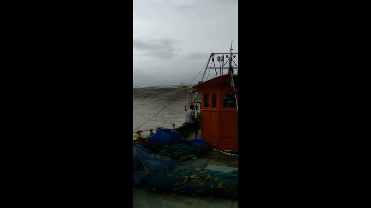 INDIAN FISHING BOAT IN BAD SEA WEATHER | #Fishing #Boats - YouTube