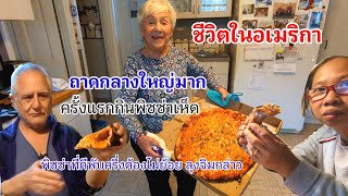 foreign mia farang Thai people in America Eating pizza, antique charcoal grill, Denly Gardens pizza