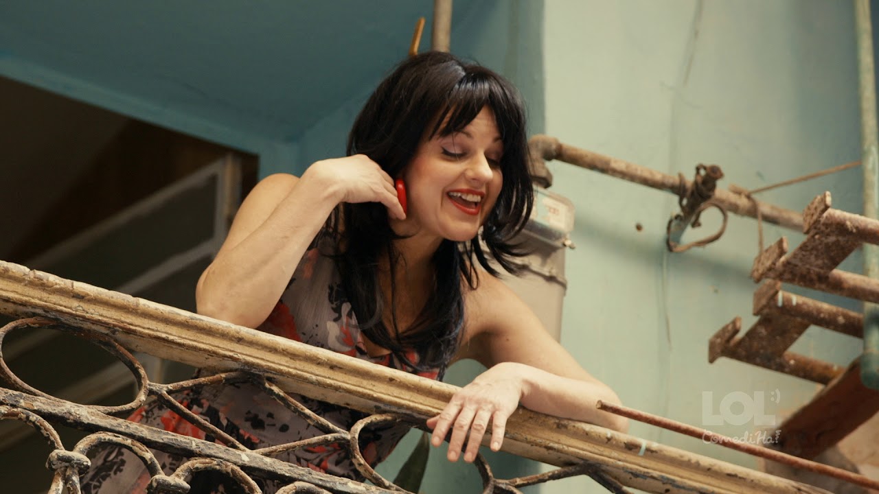 How to charm a lady // LOL ComediHa! - YouTube