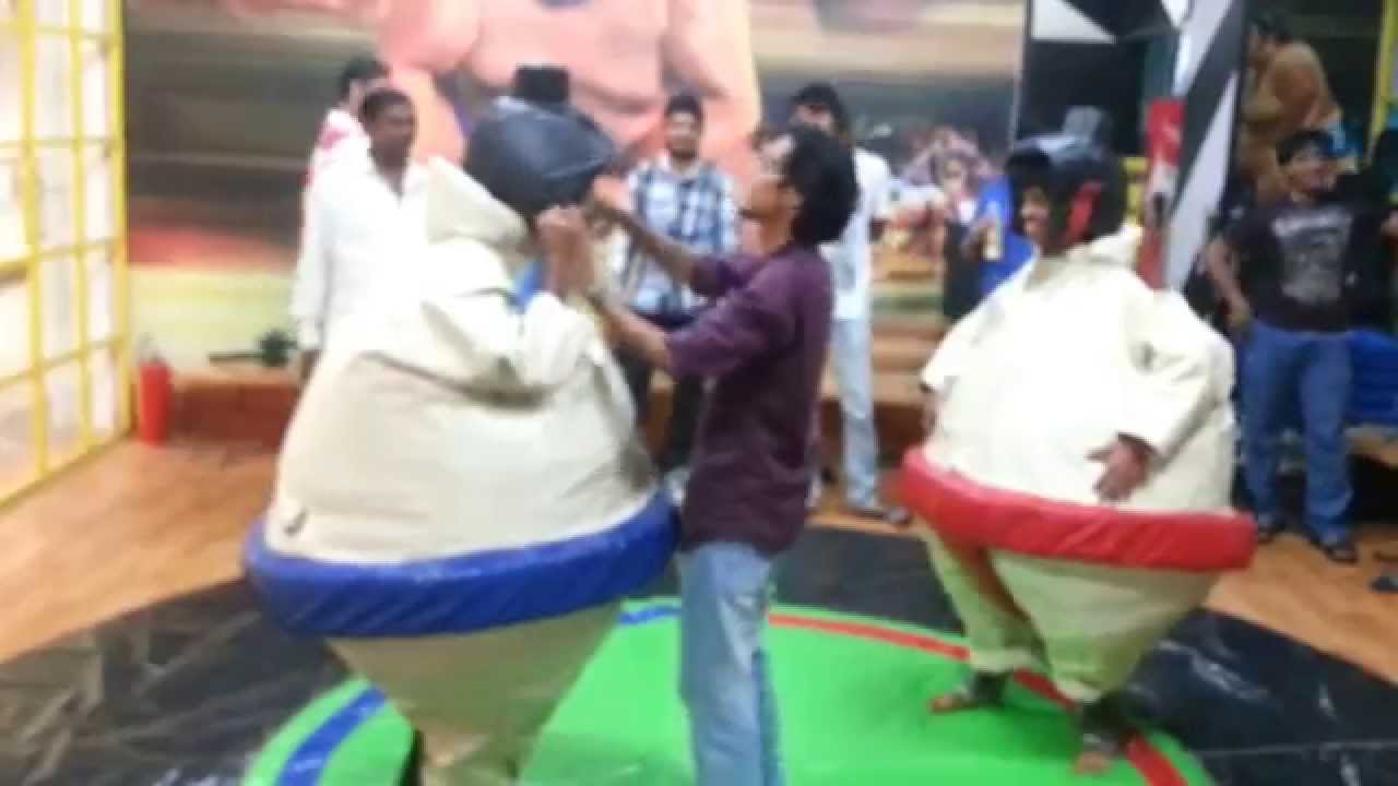 Sumo fighting - YouTube