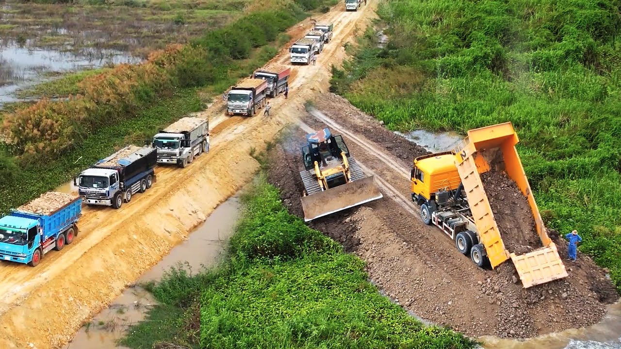 Excellent Techniques Operator Heavy Komatsu Dozer Pushing Land , Making ...