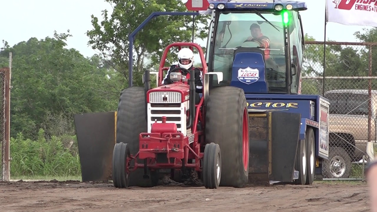 Econo class with the Texas Truck and Tractor pulling association - YouTube