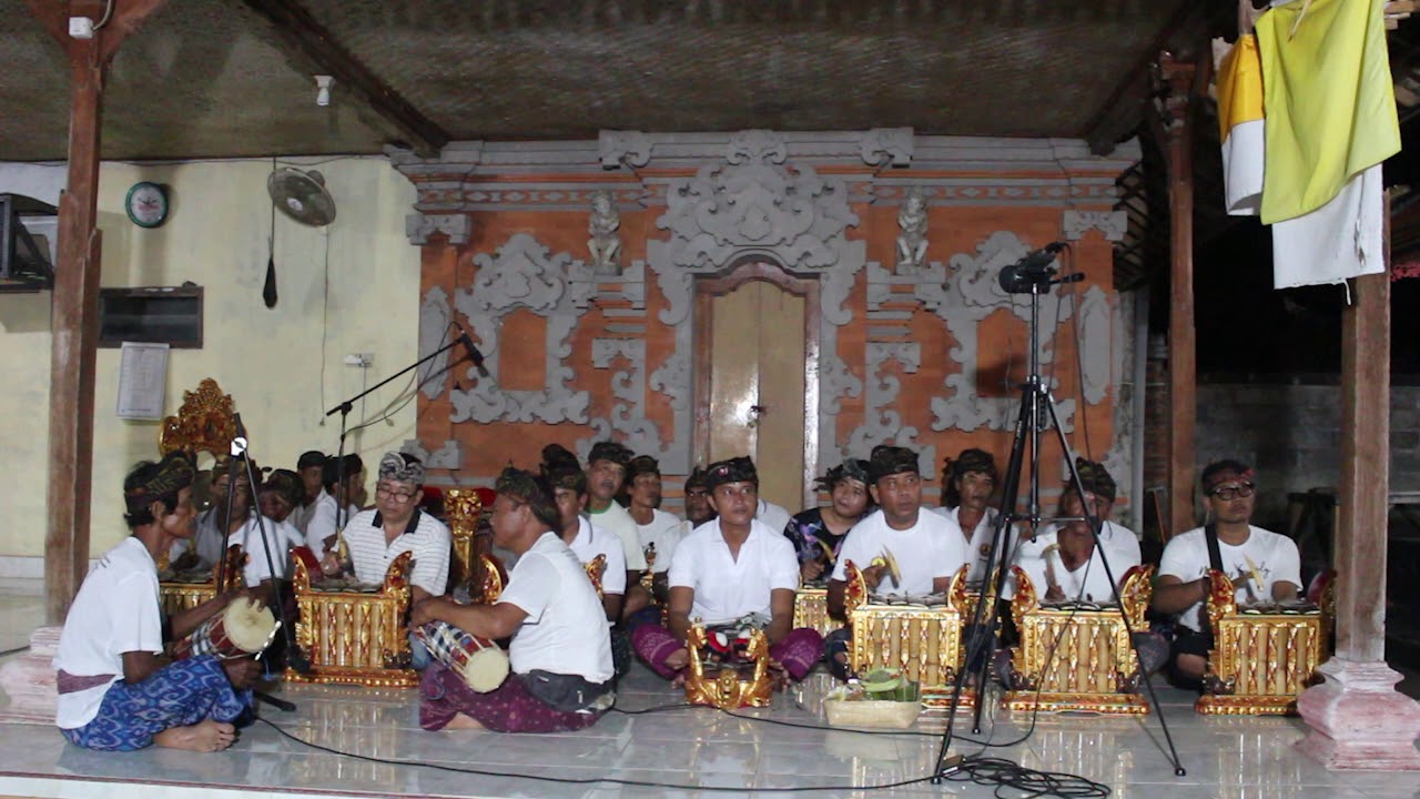 Gamelan Angklung "Tabuh Tangis" sekha angklung Adnya Sari, Pura ...