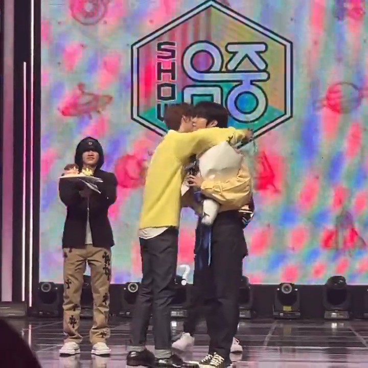 jungwoo and minho's final hug with chanlix in the back supporting...# ...