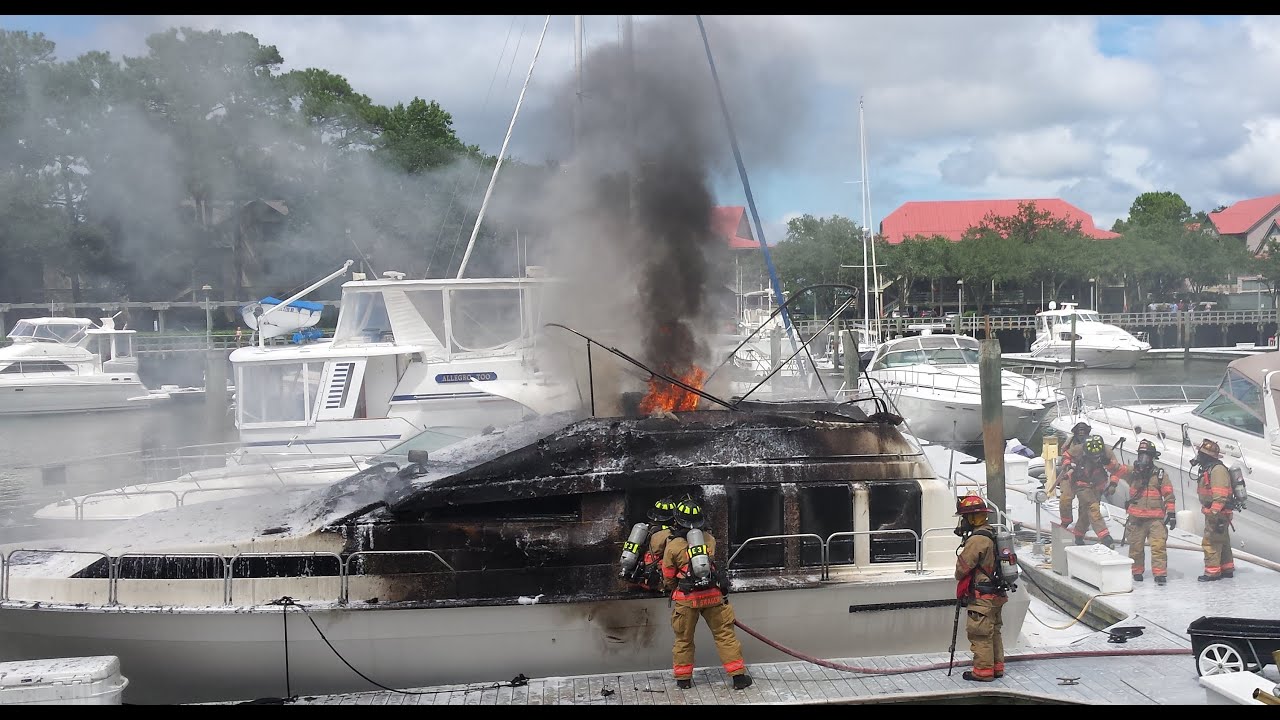2 injured in huge boat fire at Shelter Cove Marina - YouTube