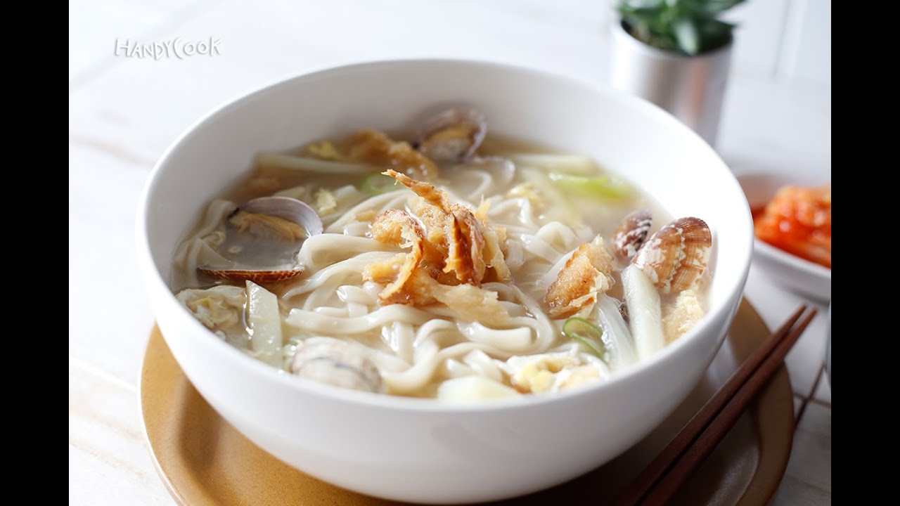 황태바지락칼국수 (Hwangtae kalguksu) -시원한국물, 쫄깃한면발 - YouTube