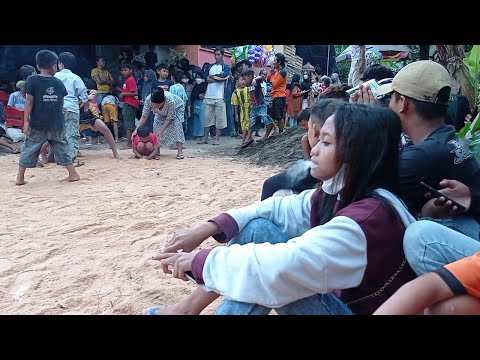 cewek kesurupan kuda kepang