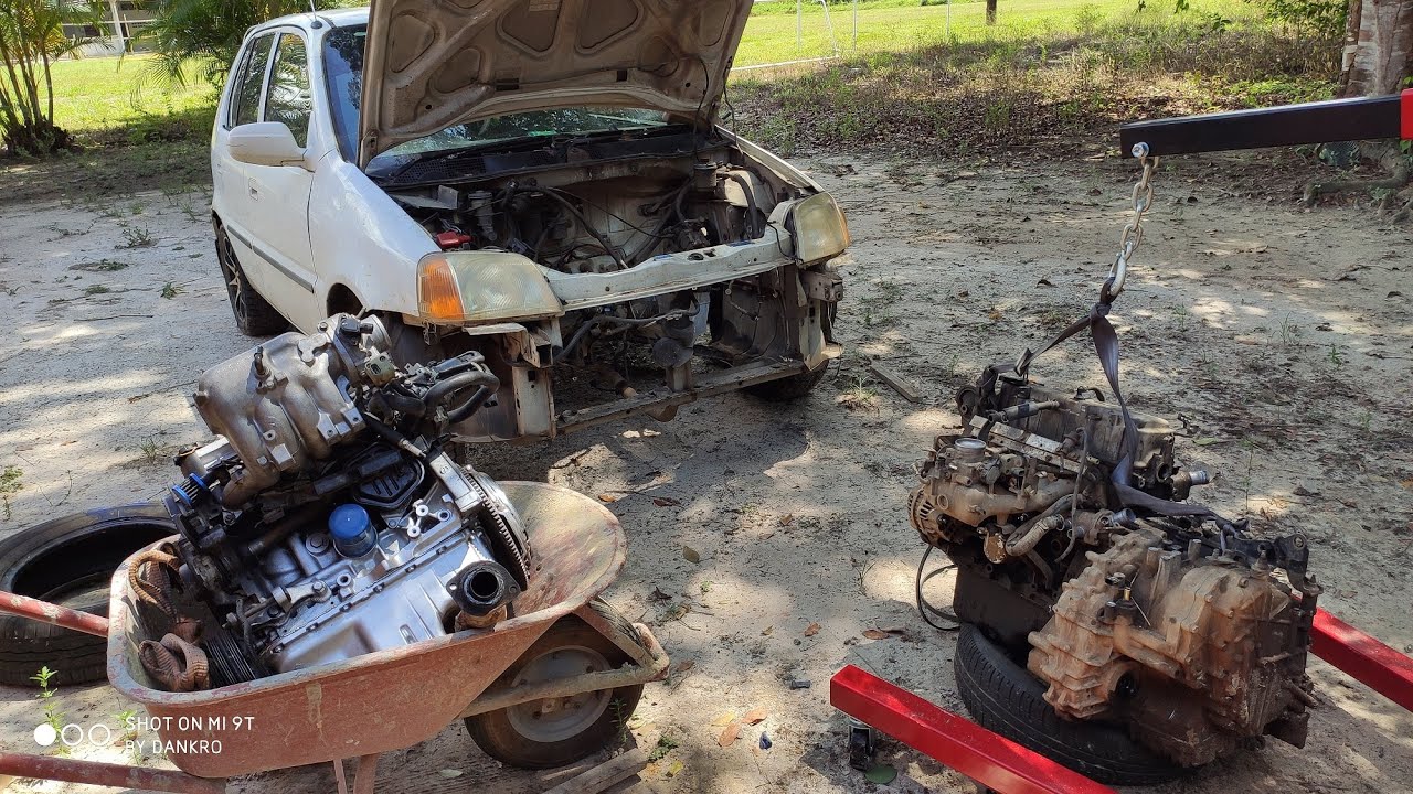 Swapping the Honda Logo's engine | First time doing a swap - YouTube