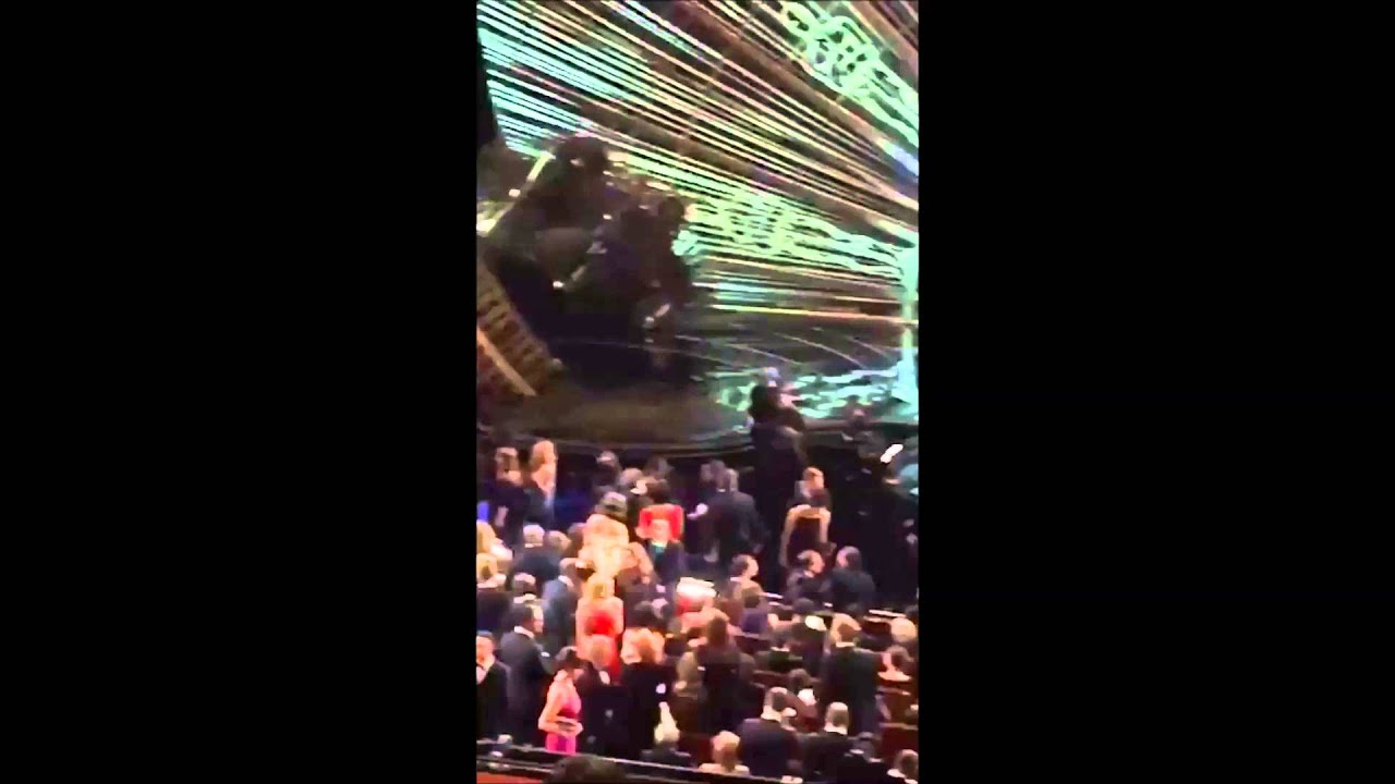 Brie Larson Hugs Sexual Assault Survivors at 2016 Oscars - YouTube