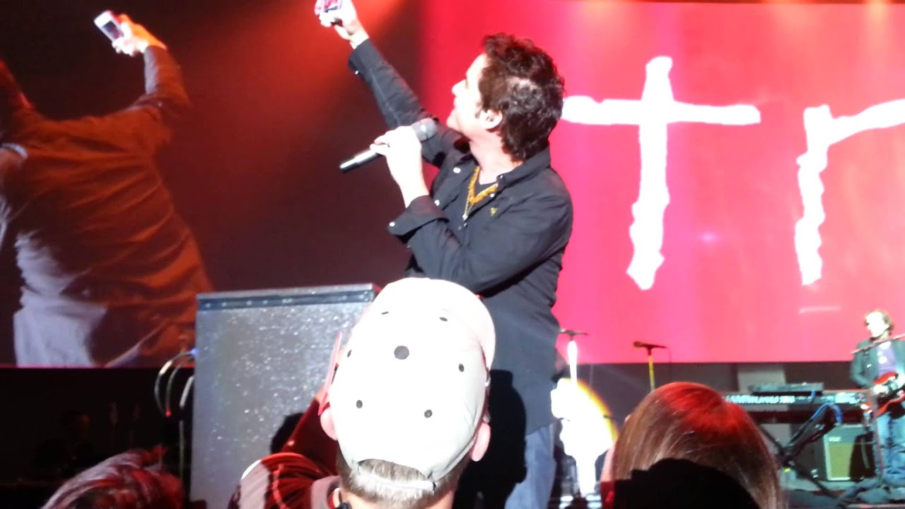 Train lead singer taking a picture of me - YouTube