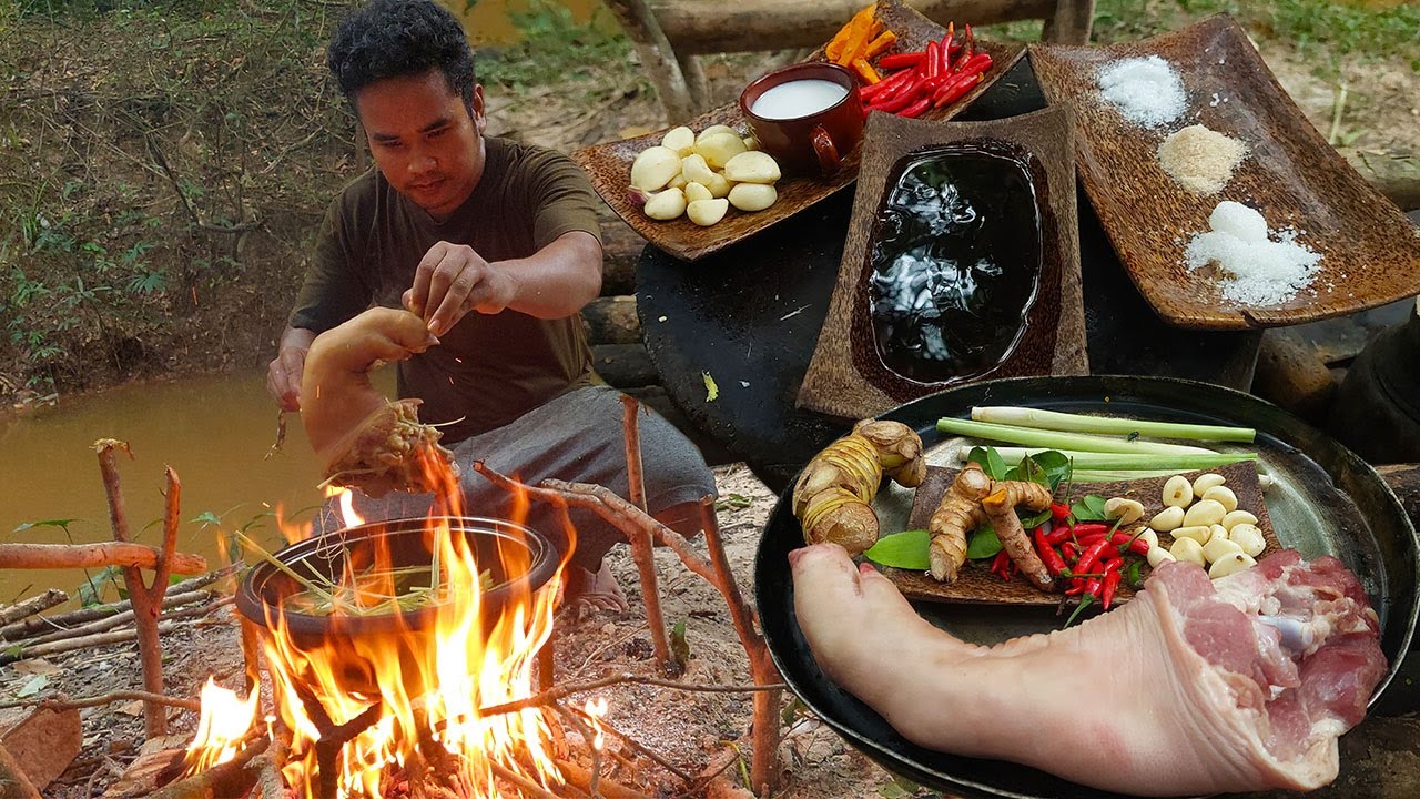 Yummy! Pig leg grilled incredibly spicy taste - Solo cooking in forest ...