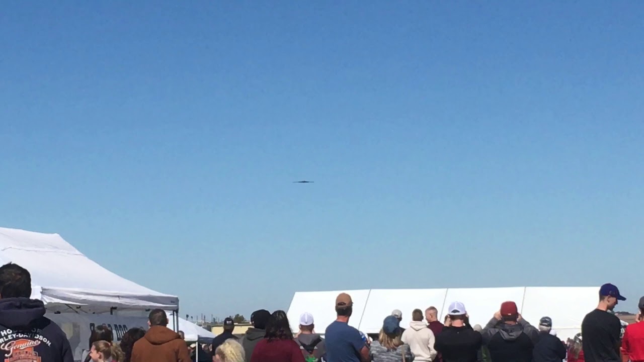2019 Sheppard Afb Airshow B-2 Flyby - YouTube