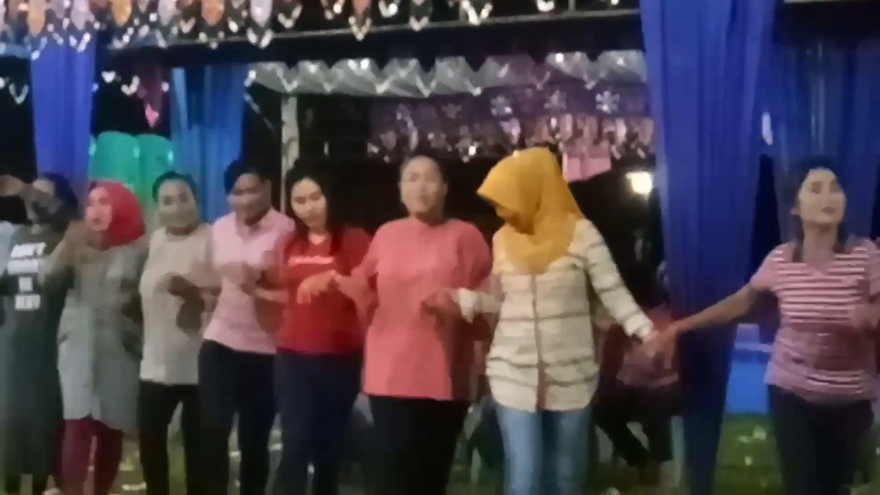 TARIAN MOLULO ADAT TOLAKI KENDARI - YouTube
