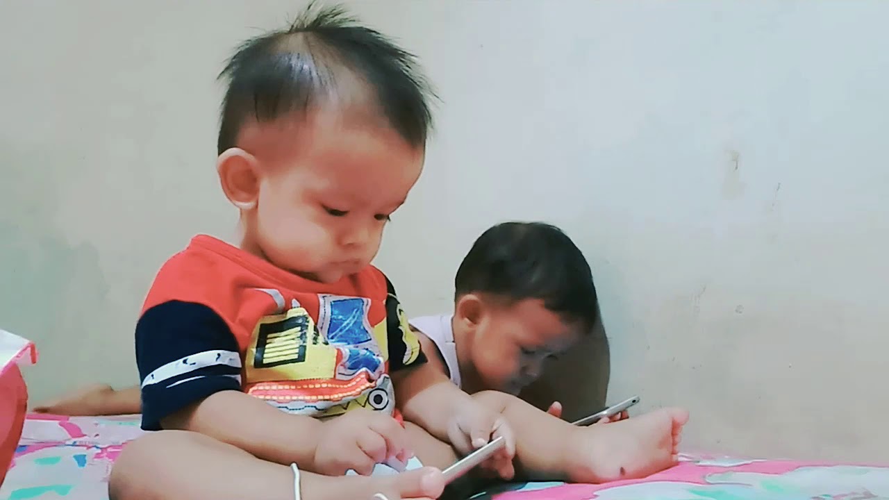 Sibuk sendiri main hp - YouTube