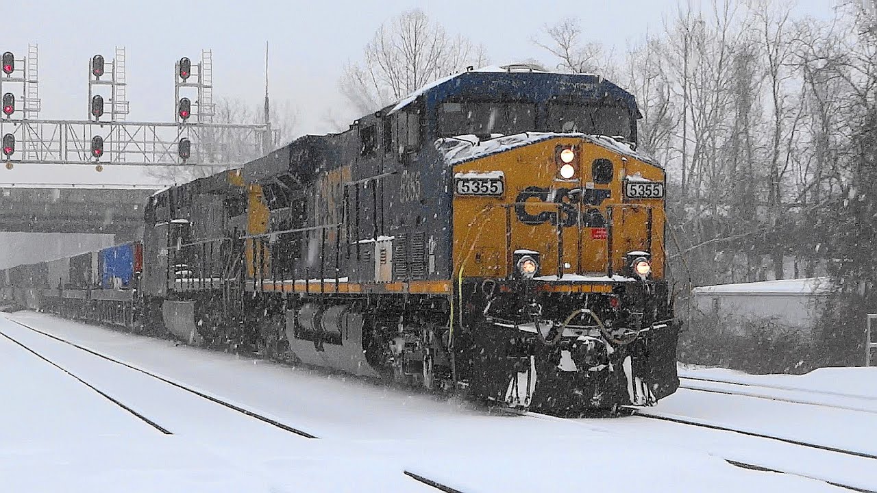 CSX Intermodal Train In The Snow - YouTube