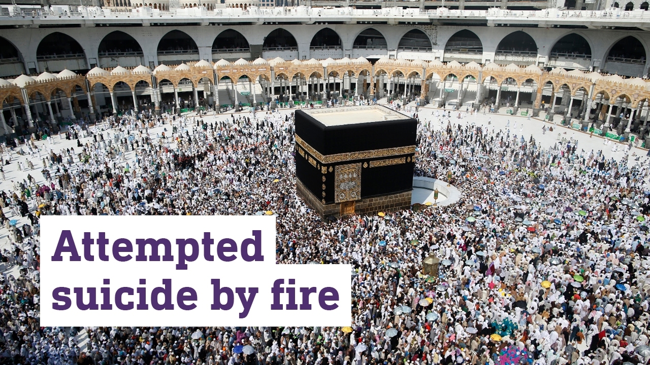 This man tried to set himself on fire outside the Kabaa in Mecca - YouTube