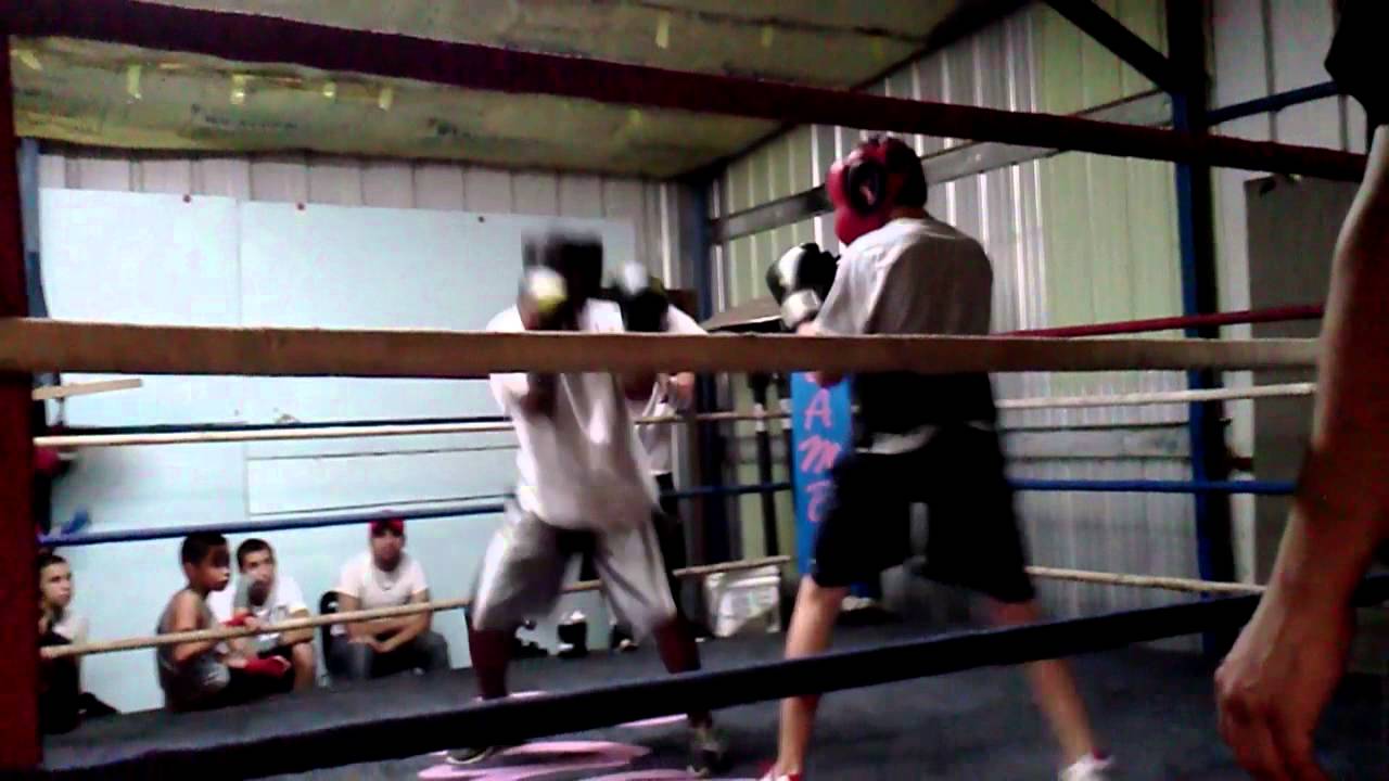 Los gallos boxing club sparring another kid from different gym. - YouTube