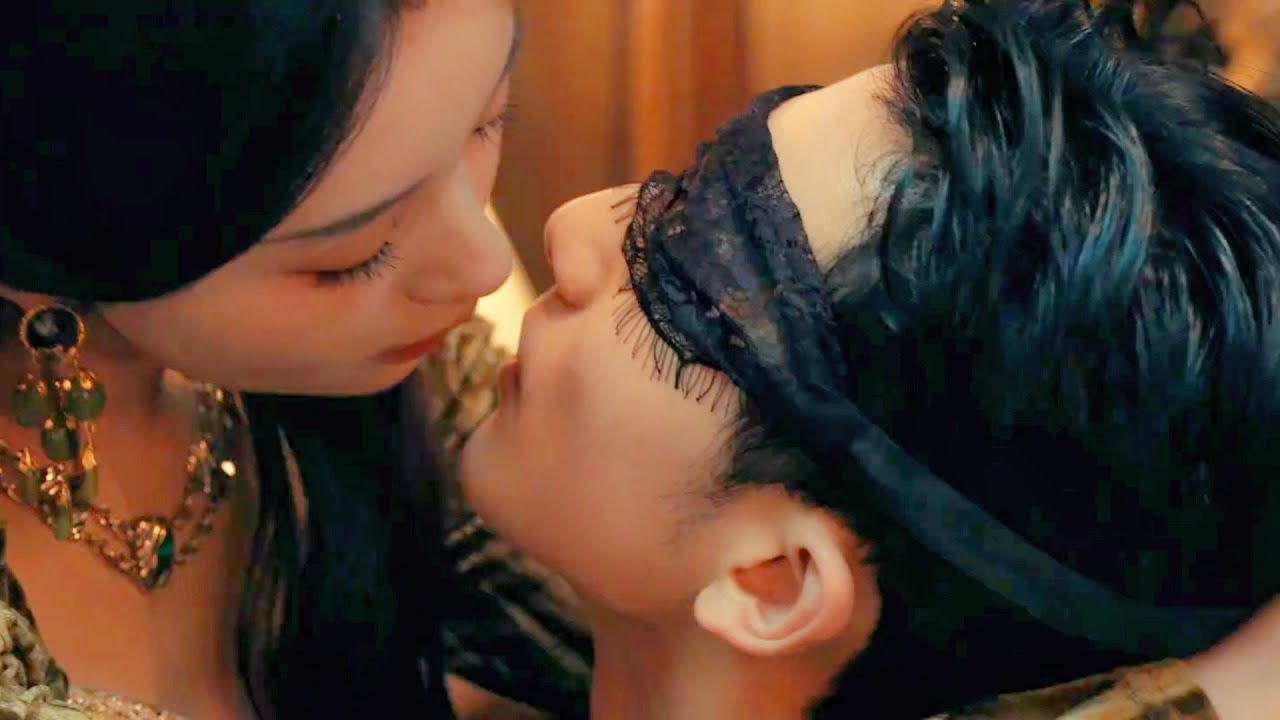 💖千金小姐絲帶誘惑保鏢，下一秒直接被他摟在懷裏！ #drama #甜宠 #恋爱 - YouTube