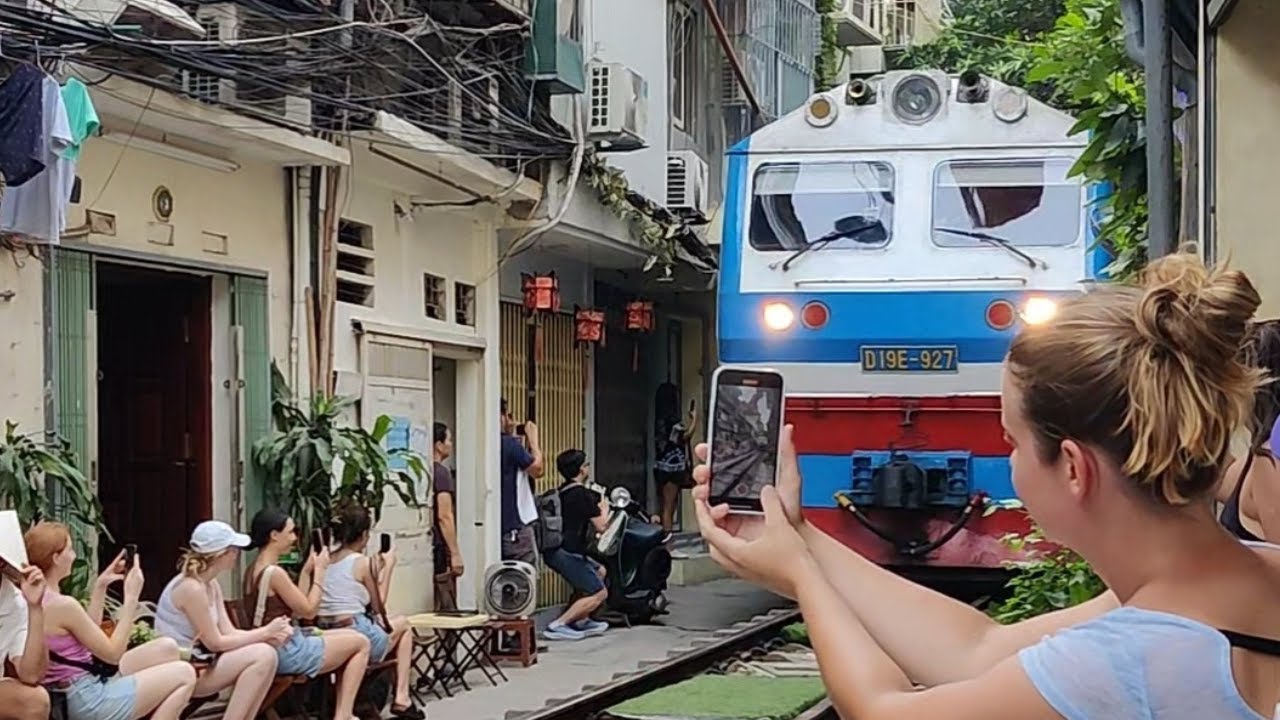 Train Street Hanoi with All Train Timings (Detailed information) - YouTube