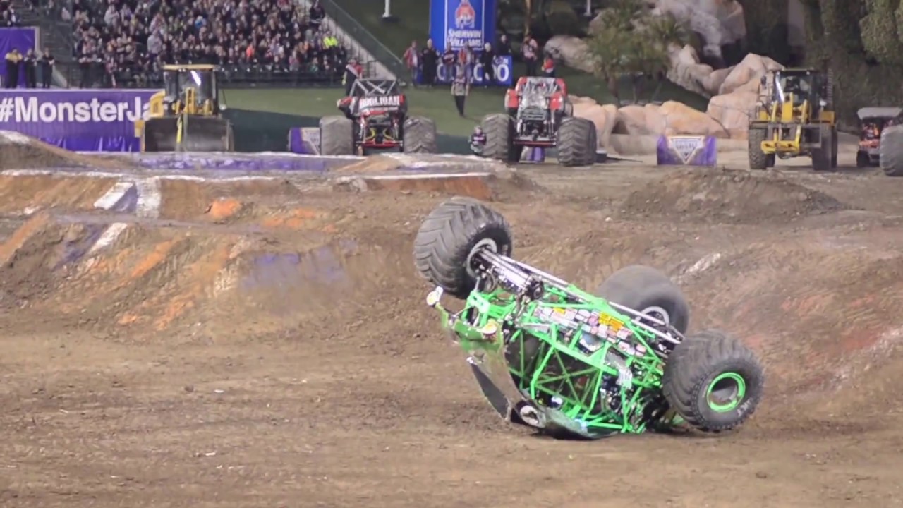 MONSTER JAM | GRAVE DIGGER | 2016 Freestyle with flip - YouTube