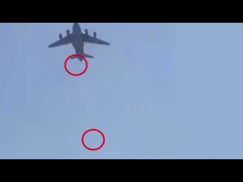 Afganistan'da uçağın iniş takımlarına tutunan Afganların uçaktan düşme anları