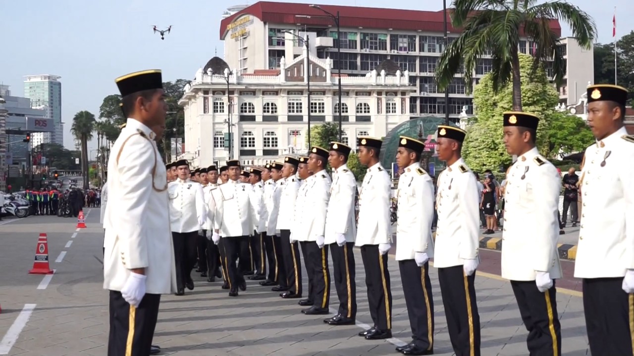 Upacara Menaikkan Bendera Jalur Gemilang oleh JPK DBKL - YouTube