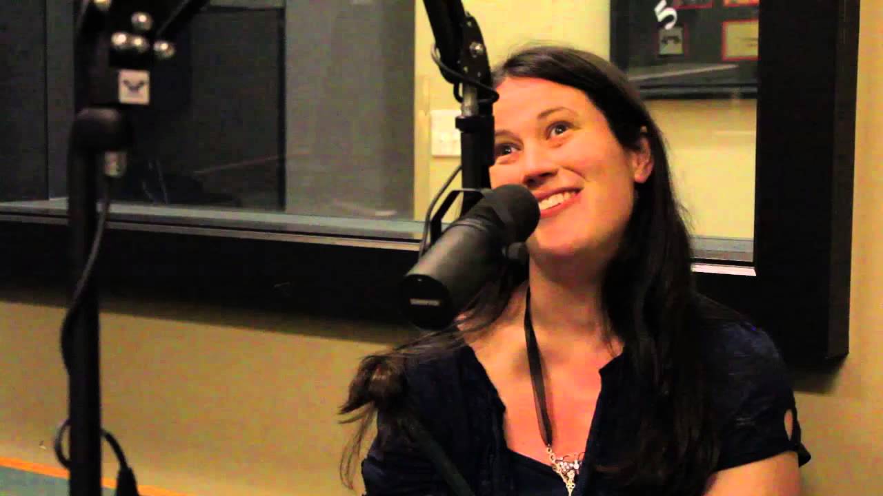 Kimee Burnett talks about Peer to Peer Services at FolkTime - YouTube
