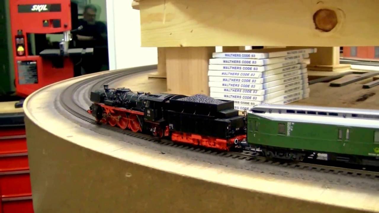 Copy of Liliput BR 18-316 with Roco "Pike" Coaches - YouTube