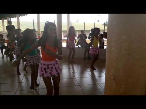 Meninas dançando na Escola