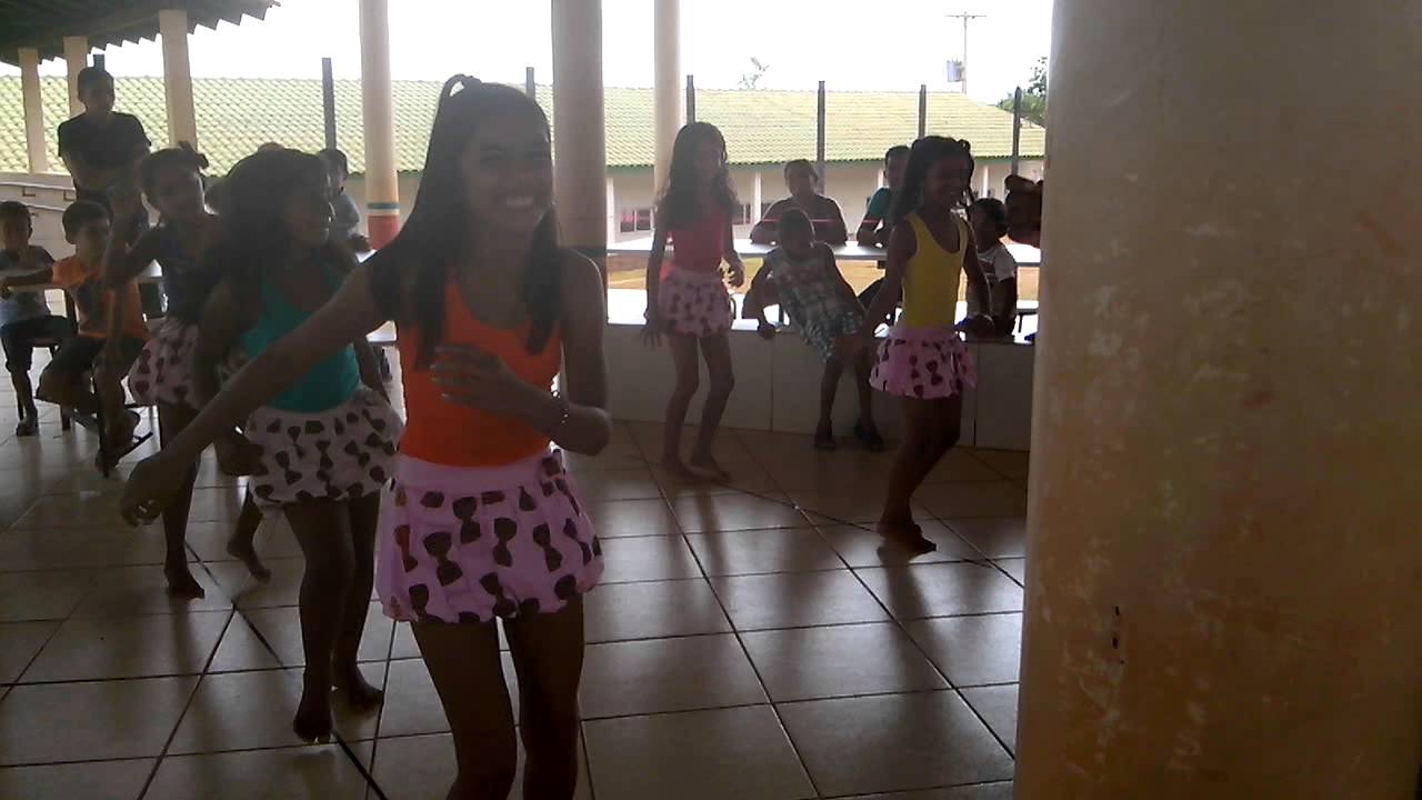 Menina Dancando
