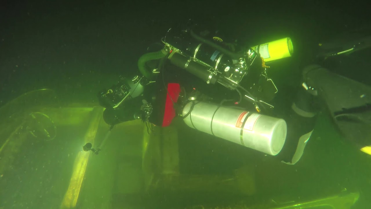 Typical photography dive in Lake Washington - YouTube