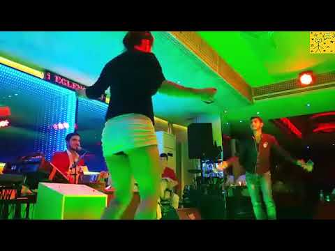 ANKARA PAVYON GECELERİ Mini Etekli Kız Oyun Havası Güzel Oynuyor