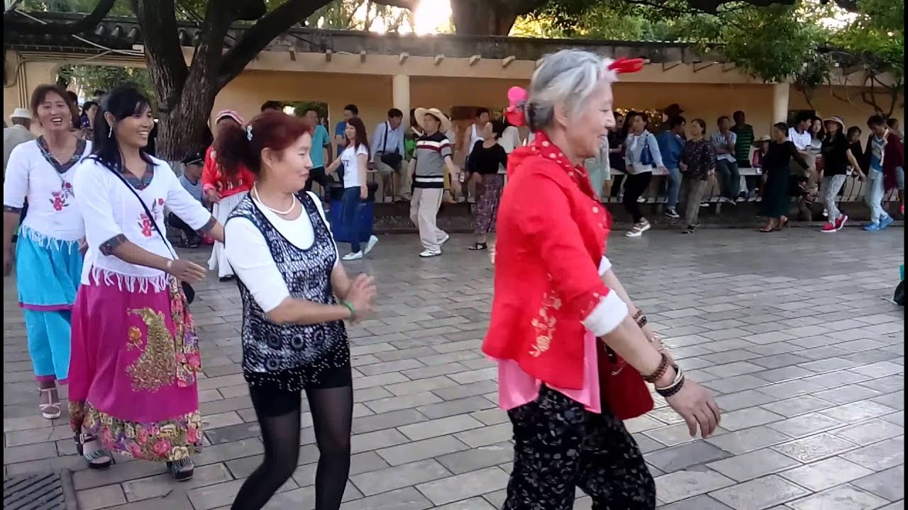 Kunming Yunnan, folk dance. - YouTube