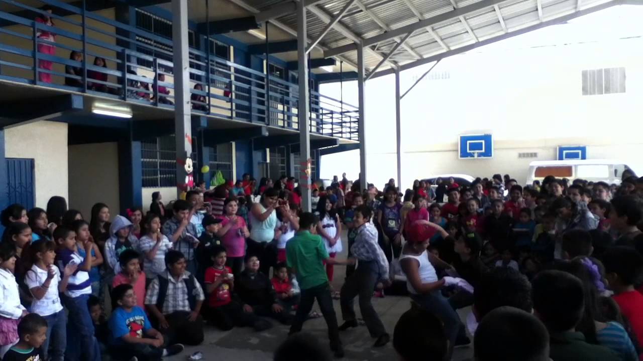 Dia del niño en la escuela alba roja - YouTube