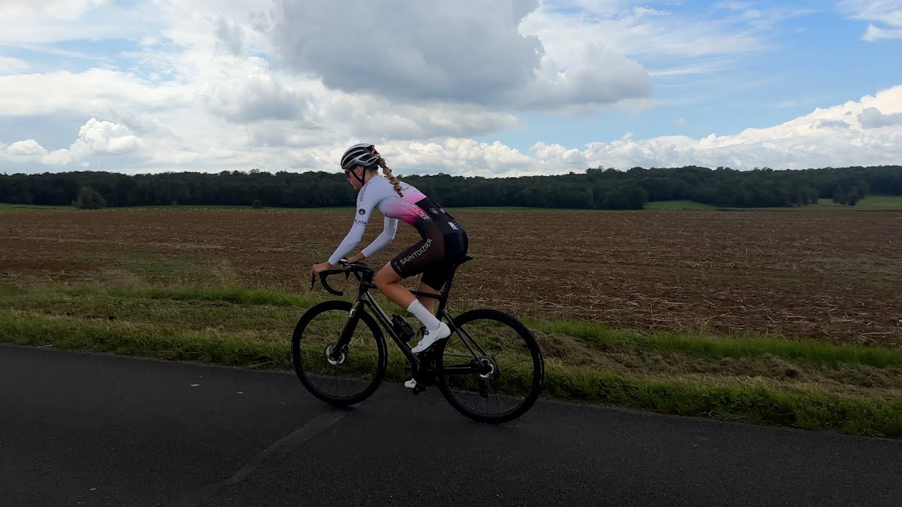 Marianne Buchert : une cycliste prometteuse - YouTube
