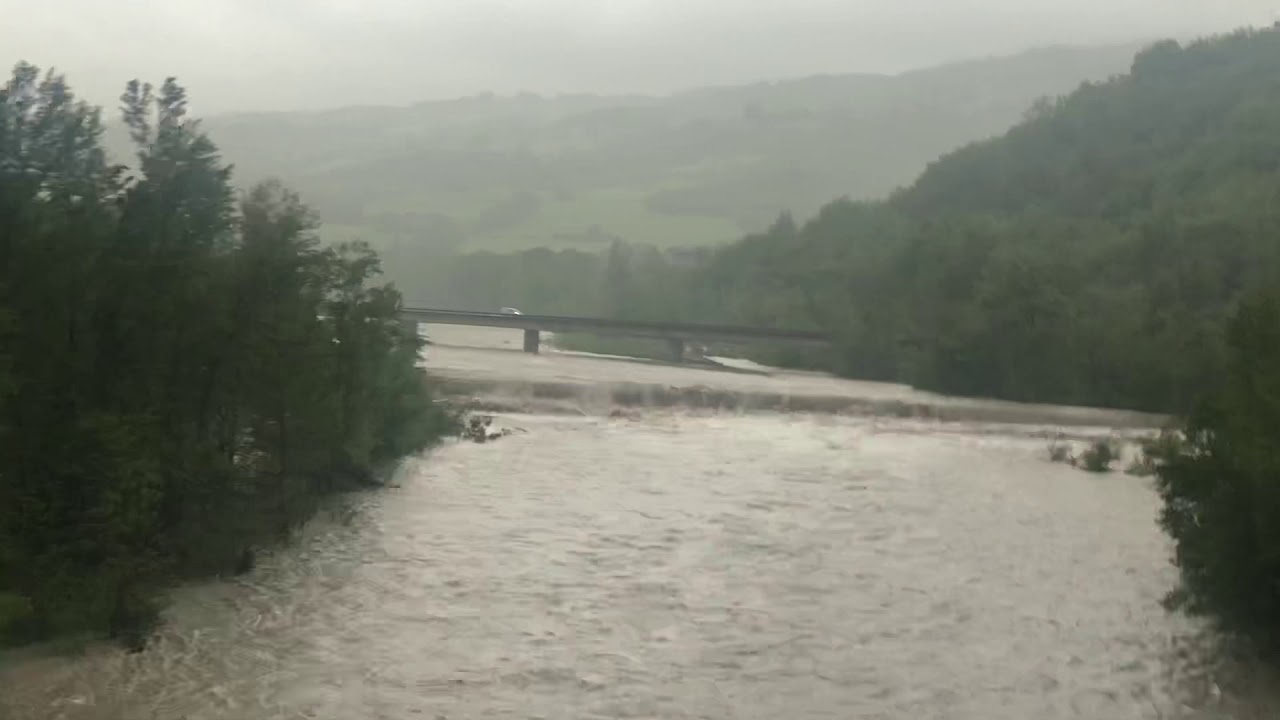 Fiume secchia Emilia Romagna in piena per pioggia incessante - YouTube
