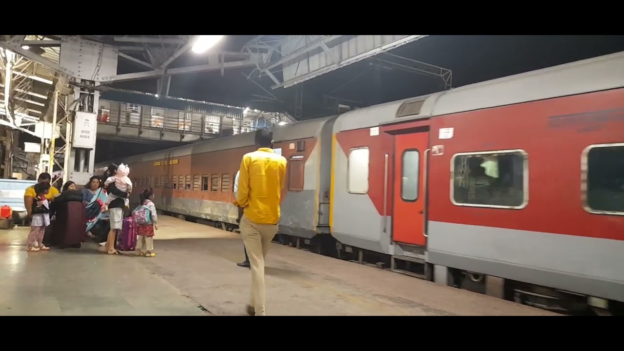12145 Mumbai LTT - Puri SF Express (via Titlagarh) Arriving Nashikroad ...