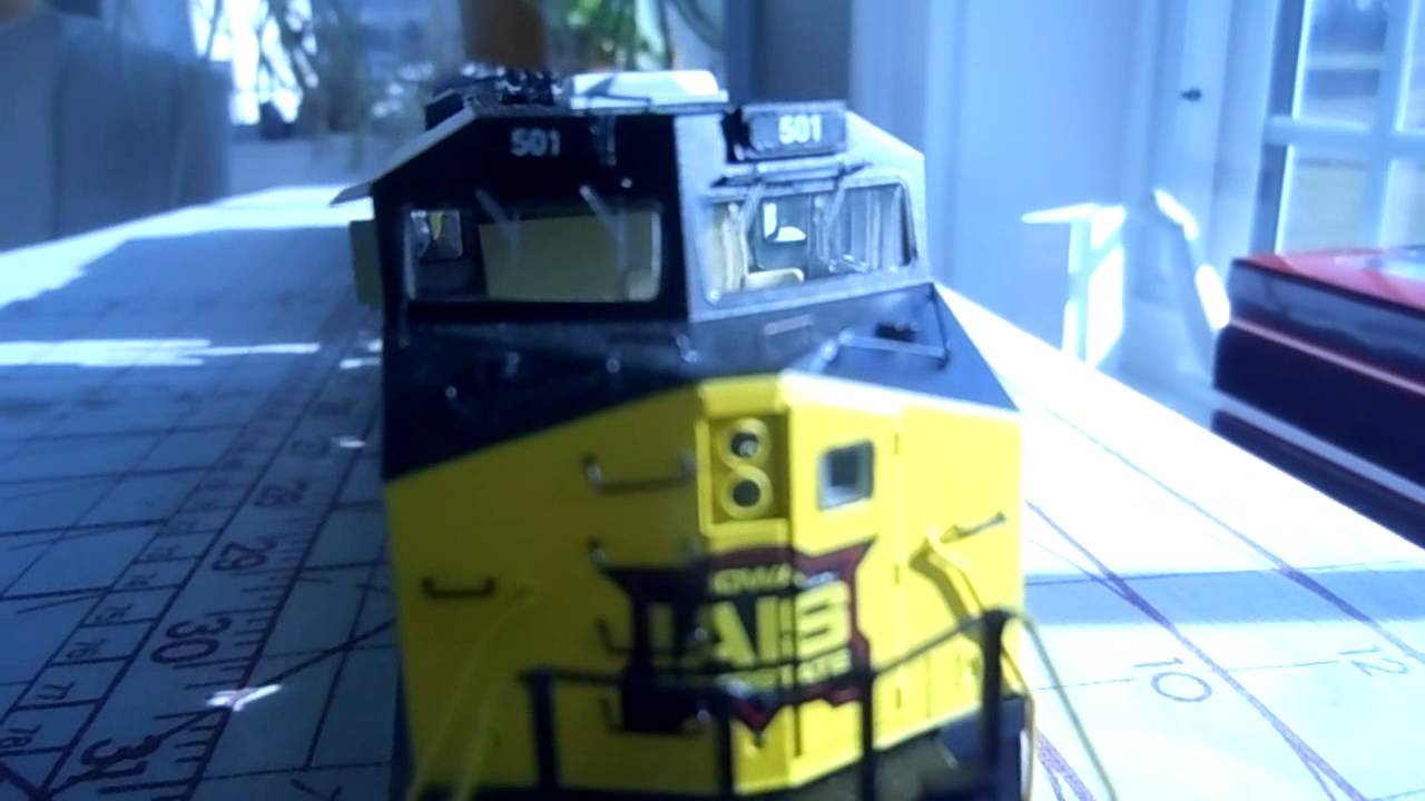 Review on HO Intermountain Iowa Interstate ES44ACs - YouTube