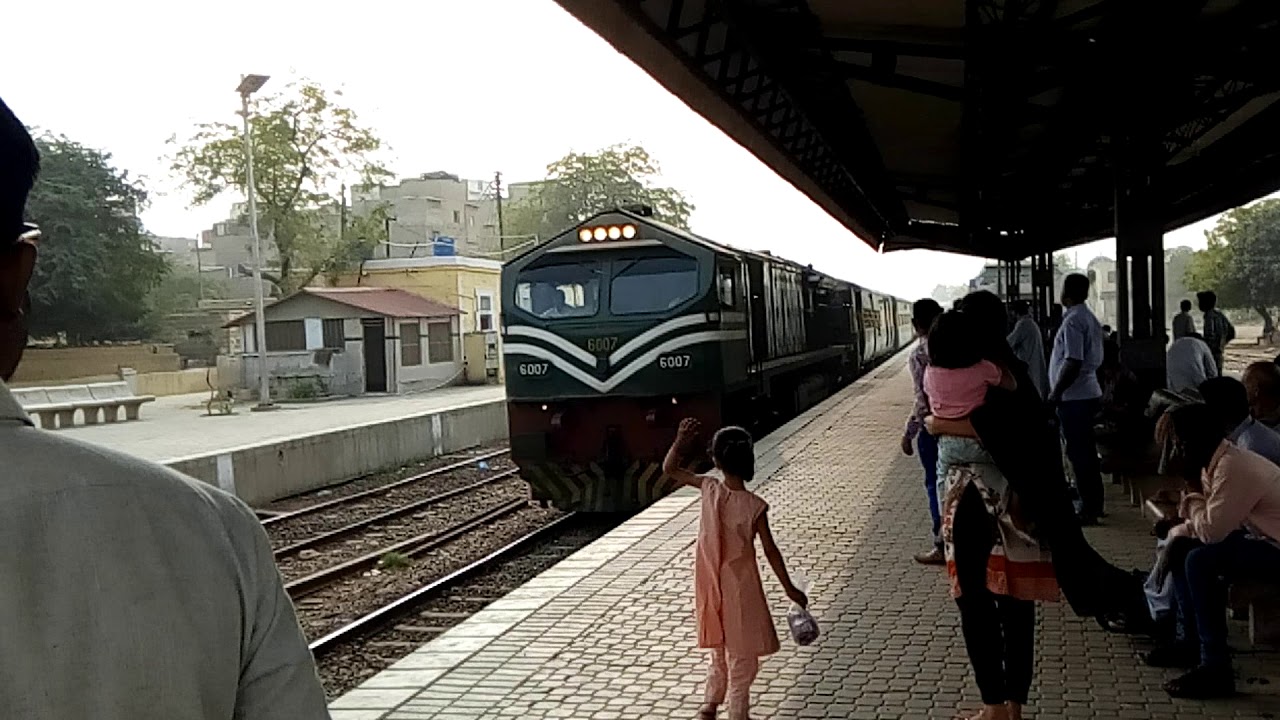 Pakistan Railways: Pak Business Express passing through - YouTube