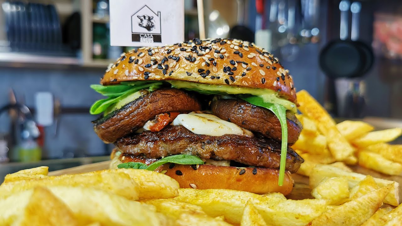 Burger cu Ceafa Black Angus - Maioneza cu Pesto - Rosii Uscate si ...