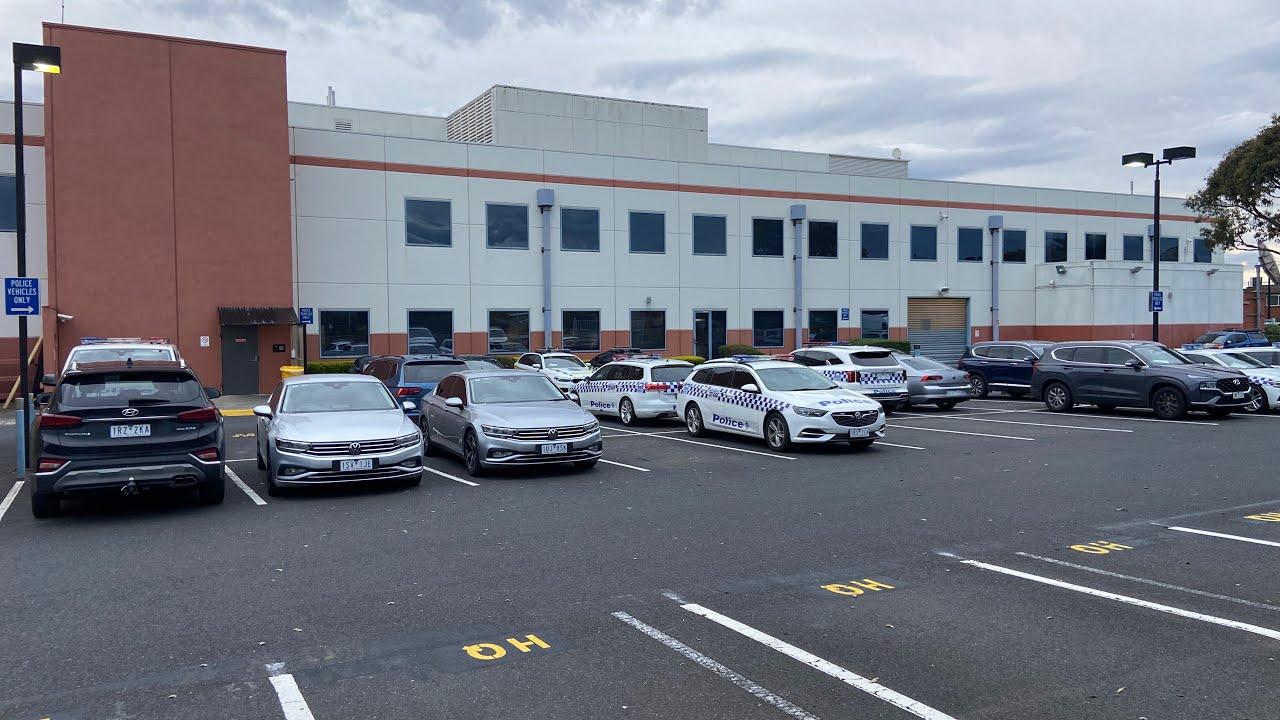 FRV/VICPOL-PT34 returning/Light demo+ Moorabbin police station - YouTube