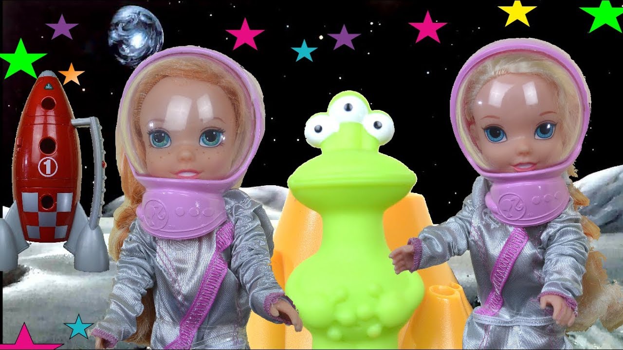 Elsa and Anna Toddlers Meet an Alien - Space Camp with Heartbreaker and ...