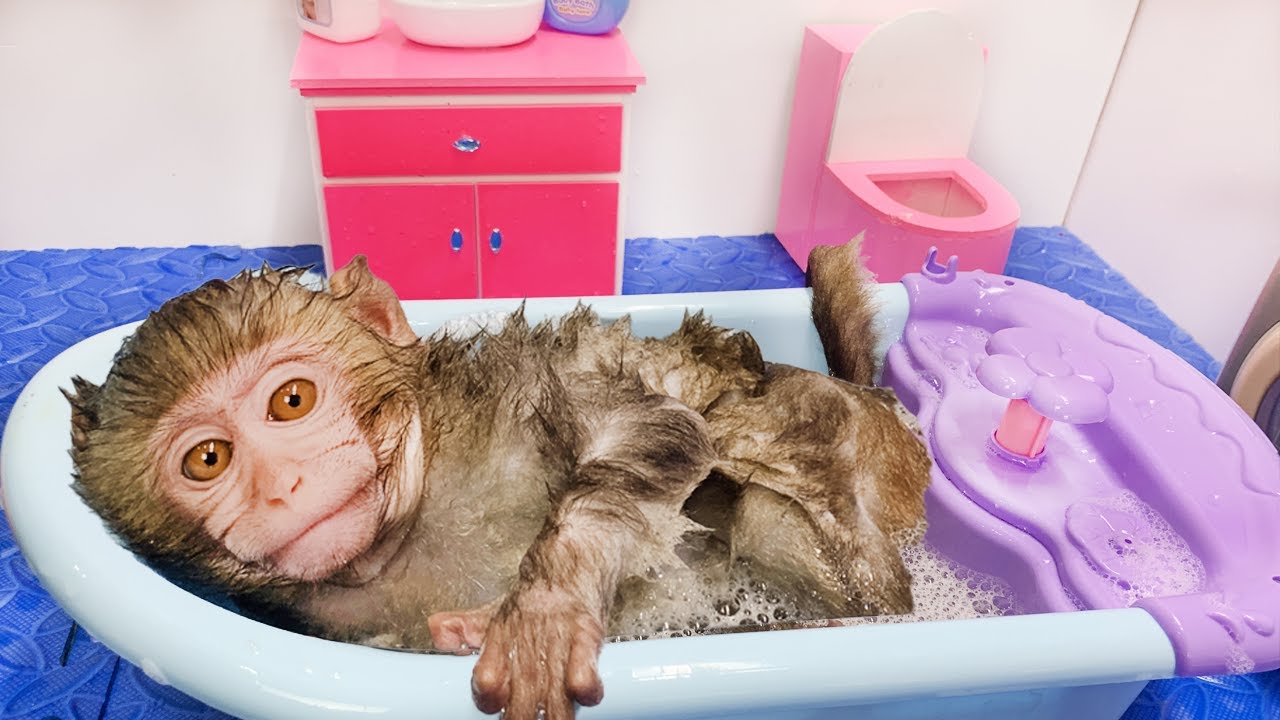 Little Monkey Benben bathed in the tub and eat pizza so yummy - YouTube