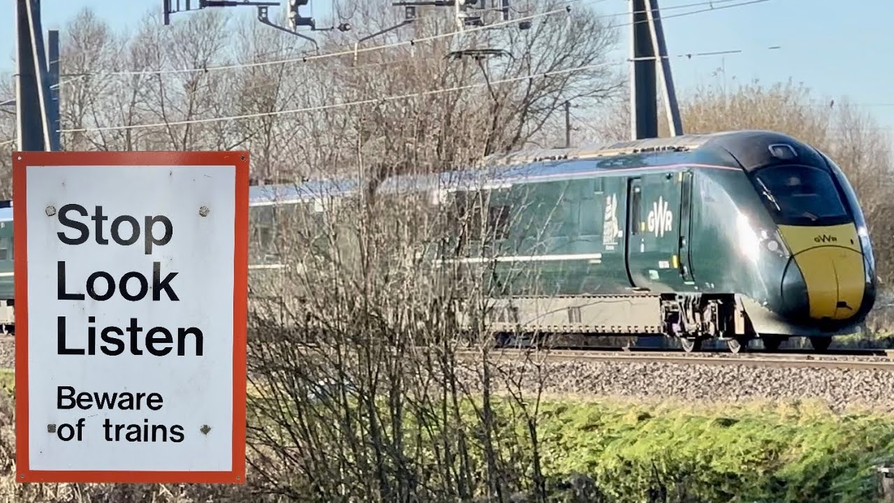 Level Crossings in Midgham, RTL, 10/12/2022 | BCaLC - YouTube