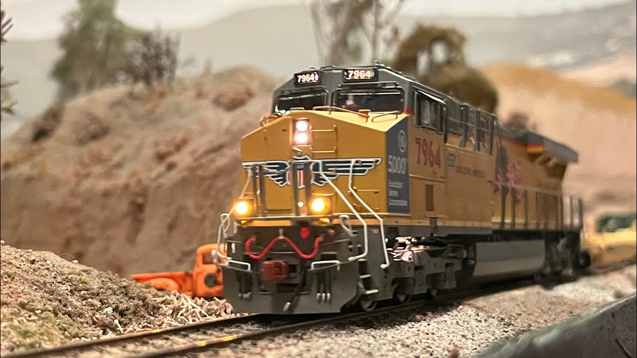Union Pacific 7964 on Santa Susana model RR club layout - YouTube