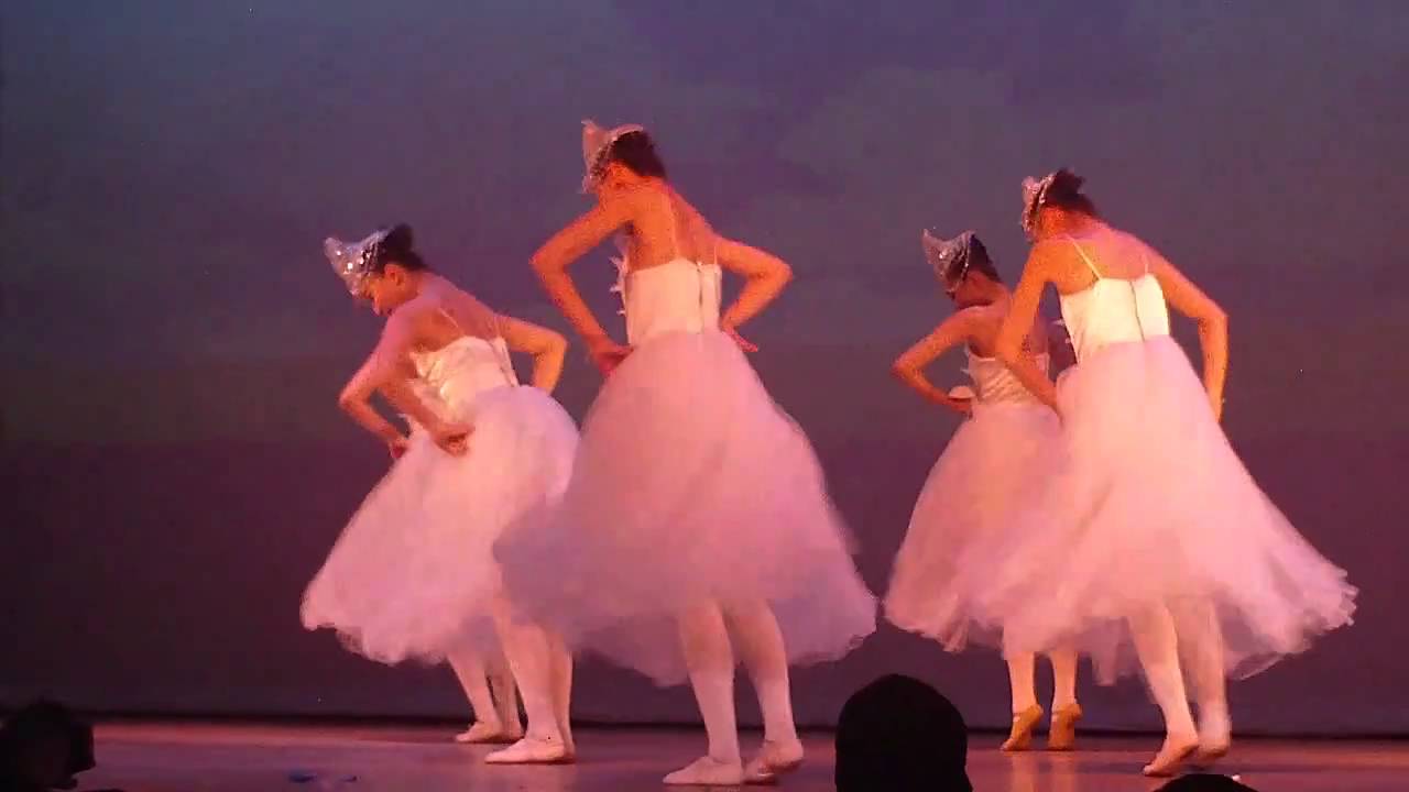 Dancers preform Chinese Swan Dance at Moon Festival. - YouTube