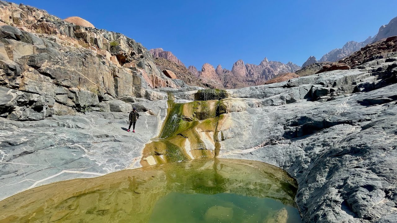 🇸🇦 ADVENTURES IN MOUNT RADWA ⛰🚶🏻‍♀️🚶🏻‍♂️| WALKING THROUGH BIG BOULDERS ...